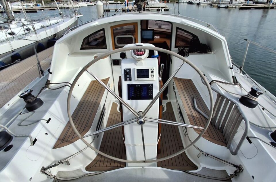 Boréal 52, BRAVO – elegant and practical mile munching - Berthon ...